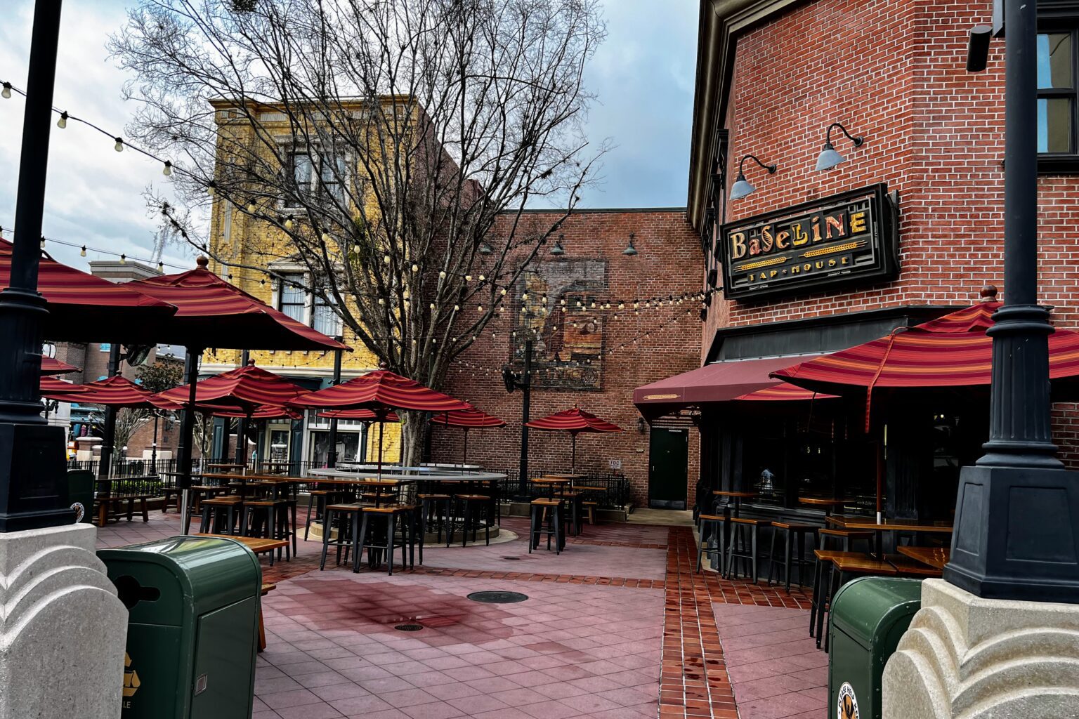 BaseLine Tap House Review: The Best Bar at Hollywood Studios
